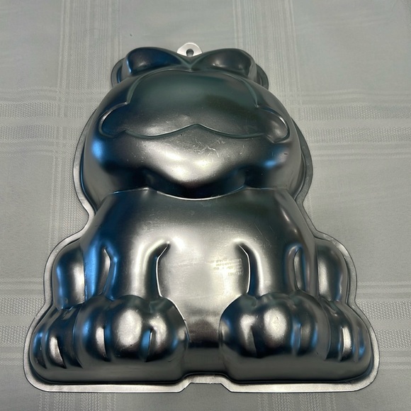Wilton | Kitchen | Garfield Wilton Aluminum Cake Pan 978 | Poshmark